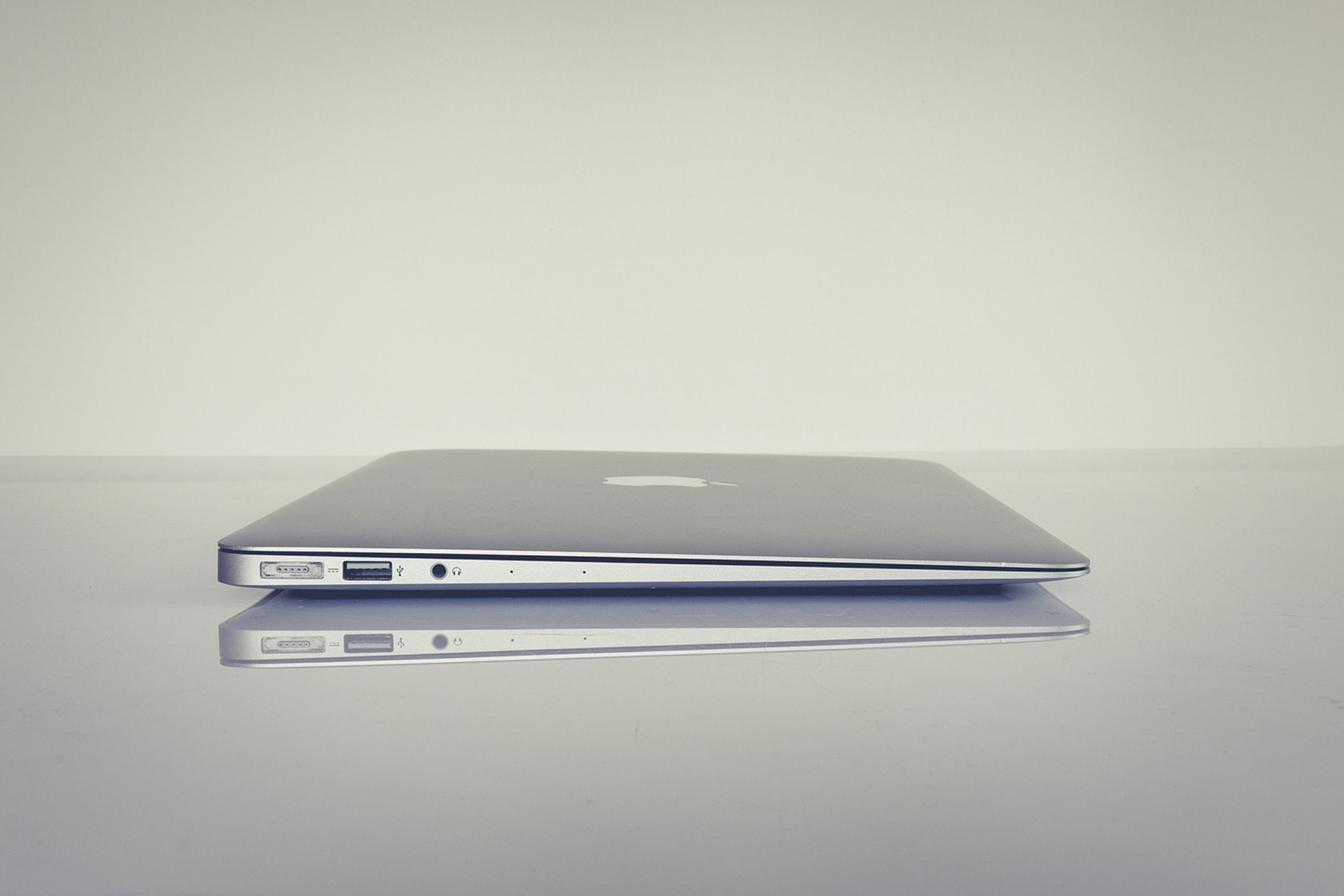 Apple launches ultra-thin laptop – Newspeak – Responsive & Retina Ready ...